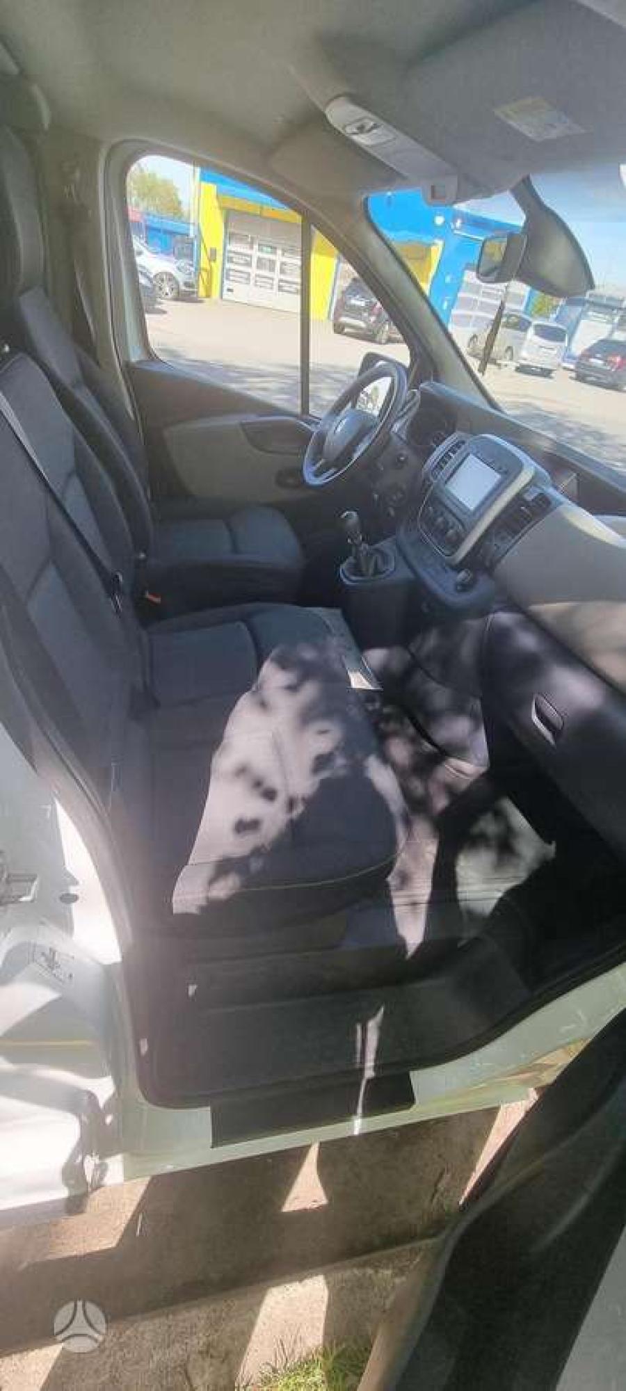 White Renault Trafic 2017 in Kaunas, with an engine capacity of 1.60 L and mileage of 97 thousand km for 13800 €, photo 10 on AUTOMOTO.COM.LV