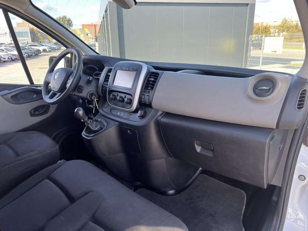 White Renault Trafic 2017 in Taurage, with an engine capacity of 1.60 L and mileage of 303 thousand km for 6800 €, photo 10 on AUTOMOTO.COM.LV