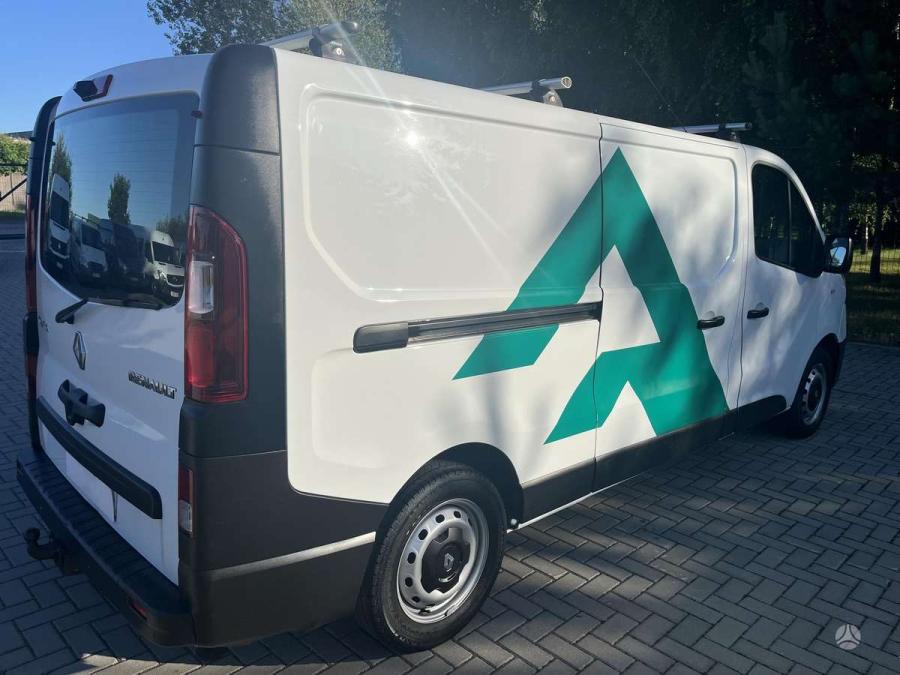 White Renault Trafic 2018 in Taurage, with an engine capacity of 1.60 L and mileage of 209 thousand km for 7200 €, photo 4 on AUTOMOTO.COM.LV