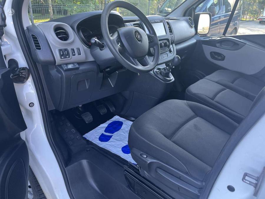 White Renault Trafic 2018 in Taurage, with an engine capacity of 1.60 L and mileage of 209 thousand km for 7200 €, photo 13 on AUTOMOTO.COM.LV