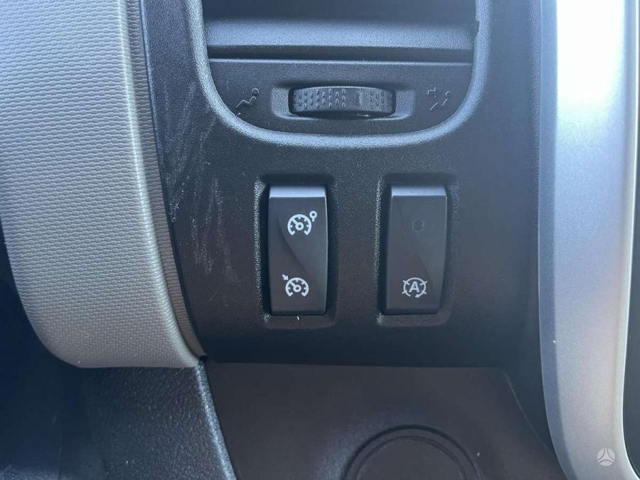 White Renault Trafic 2018 in Taurage, with an engine capacity of 1.60 L and mileage of 209 thousand km for 7200 €, photo 18 on AUTOMOTO.COM.LV