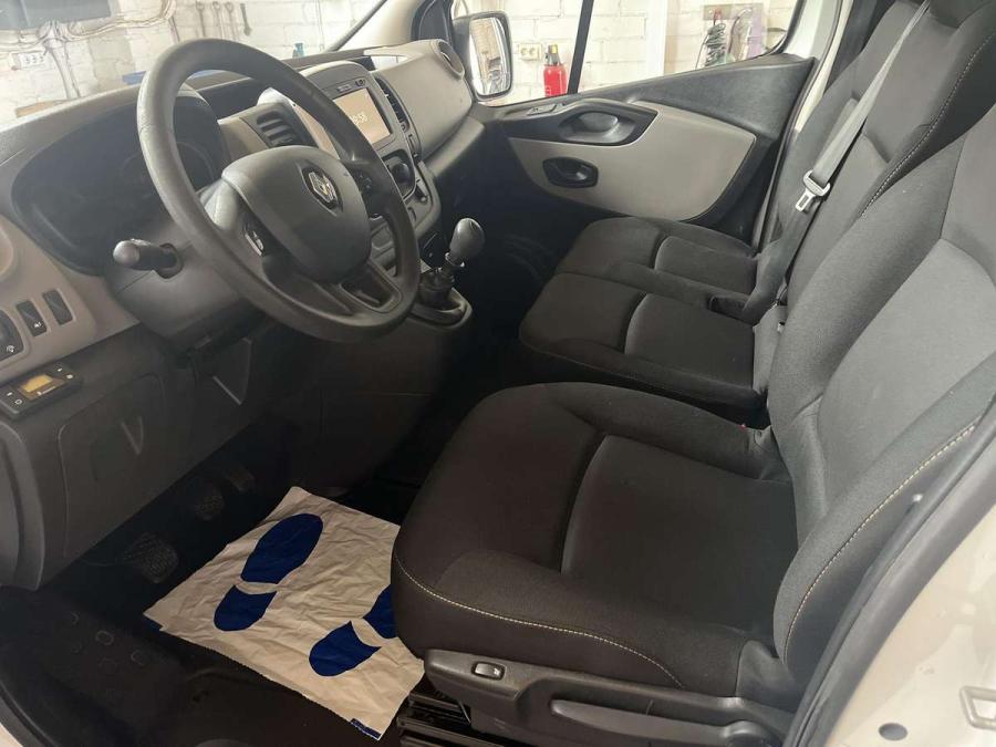 White Renault Trafic 2018 in Taurage, with an engine capacity of 1.60 L and mileage of 209 thousand km for 7200 €, photo 27 on AUTOMOTO.COM.LV