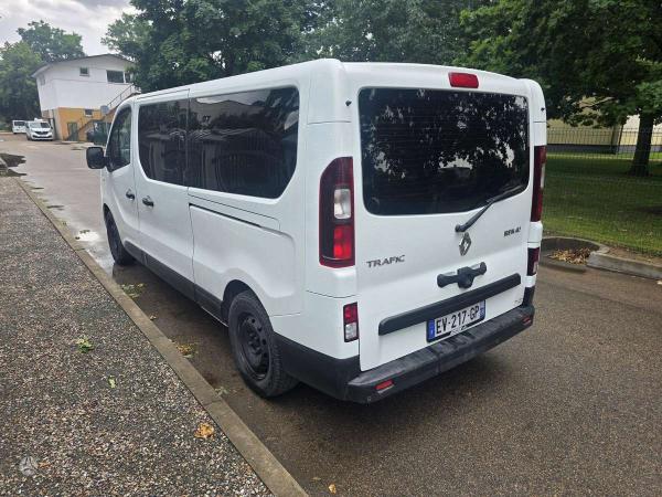 White Renault Trafic 2018 in Taurage, with an engine capacity of 1.60 L and mileage of 226 thousand km for 8200 €, photo 4 on AUTOMOTO.COM.LV