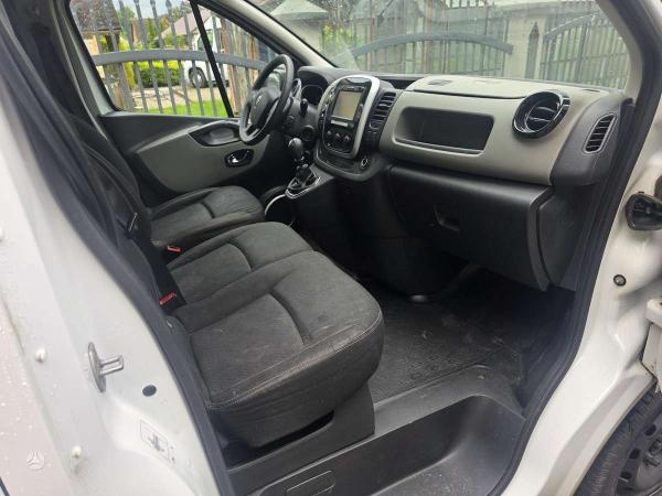 White Renault Trafic 2018 in Taurage, with an engine capacity of 1.60 L and mileage of 226 thousand km for 8200 €, photo 6 on AUTOMOTO.COM.LV