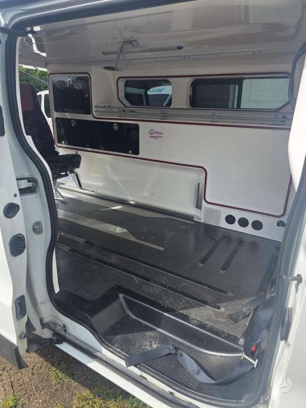 White Renault Trafic 2018 in Taurage, with an engine capacity of 1.60 L and mileage of 226 thousand km for 8200 €, photo 10 on AUTOMOTO.COM.LV