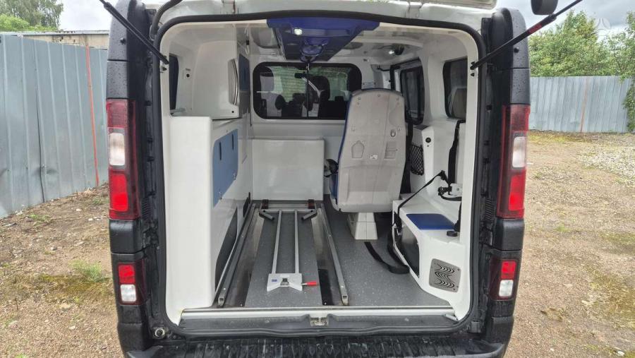 White Renault Trafic 2018 in Taurage, with an engine capacity of 1.60 L and mileage of 271 thousand km for 6700 €, photo 14 on AUTOMOTO.COM.LV
