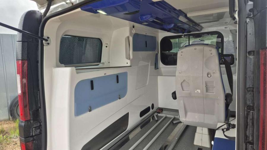White Renault Trafic 2018 in Taurage, with an engine capacity of 1.60 L and mileage of 271 thousand km for 6700 €, photo 16 on AUTOMOTO.COM.LV