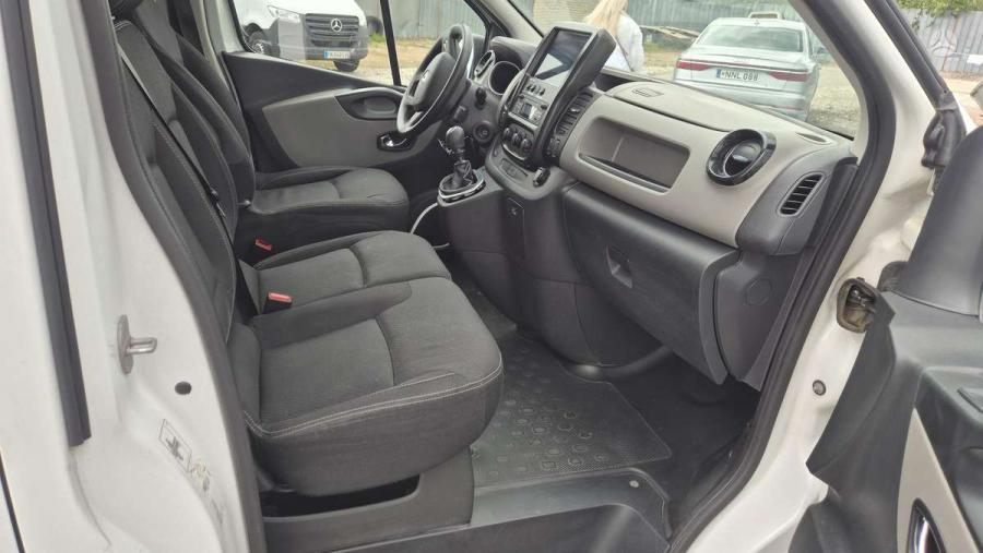 White Renault Trafic 2018 in Taurage, with an engine capacity of 1.60 L and mileage of 271 thousand km for 6700 €, photo 23 on AUTOMOTO.COM.LV