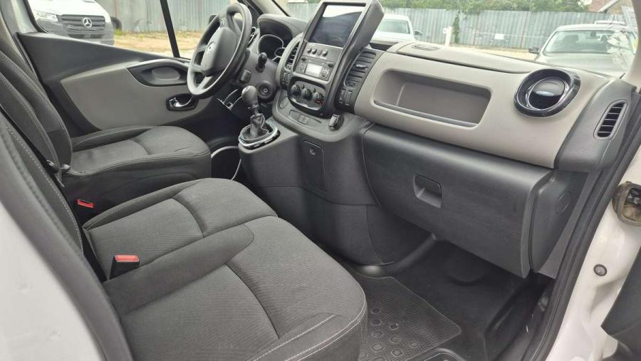 White Renault Trafic 2018 in Taurage, with an engine capacity of 1.60 L and mileage of 271 thousand km for 6700 €, photo 24 on AUTOMOTO.COM.LV