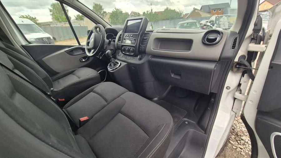 White Renault Trafic 2018 in Taurage, with an engine capacity of 1.60 L and mileage of 271 thousand km for 6700 €, photo 26 on AUTOMOTO.COM.LV