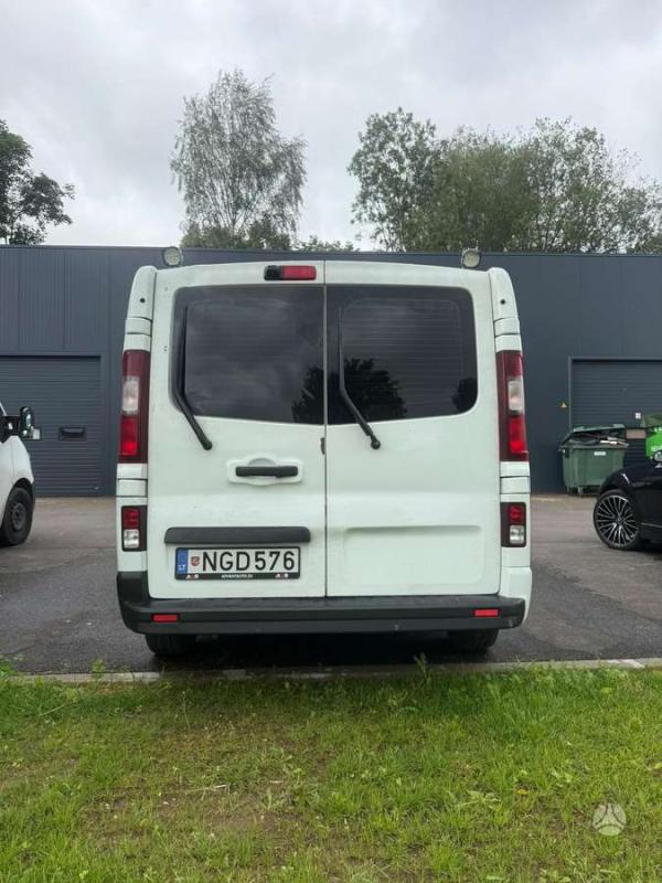 White Renault Trafic 2018 in Vilnius, with an engine capacity of 1.60 L and mileage of 317 thousand km for 9300 €, photo 4 on AUTOMOTO.COM.LV