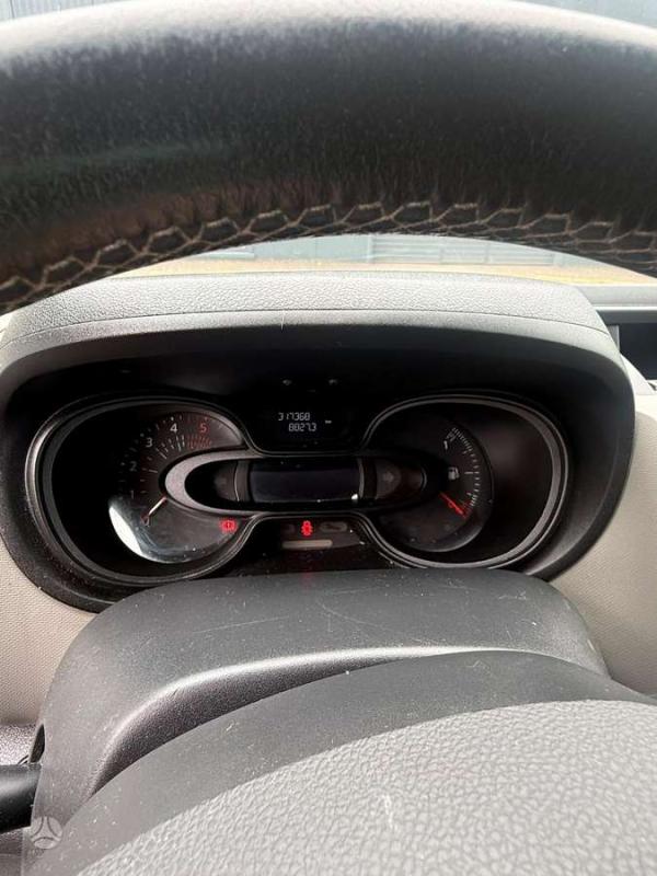 White Renault Trafic 2018 in Vilnius, with an engine capacity of 1.60 L and mileage of 317 thousand km for 9300 €, photo 8 on AUTOMOTO.COM.LV