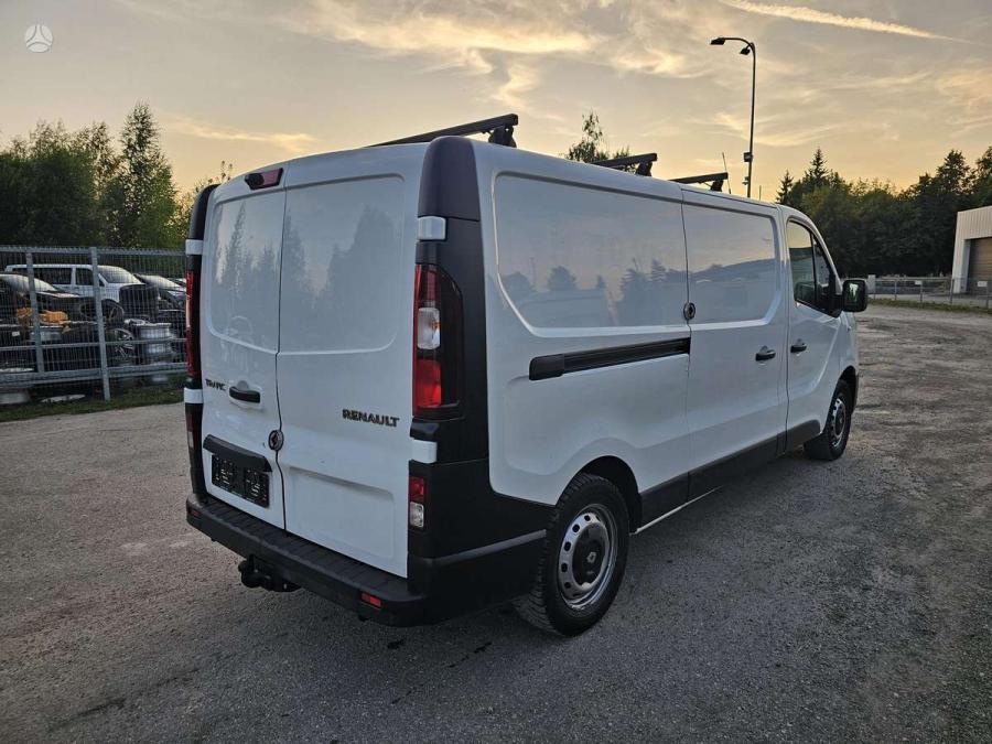 White Renault Trafic 2018 in Pakruojis, with an engine capacity of 1.60 L and mileage of 167 thousand km for 7900 €, photo 5 on AUTOMOTO.COM.LV