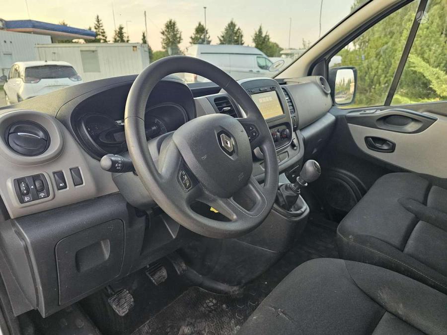 White Renault Trafic 2018 in Pakruojis, with an engine capacity of 1.60 L and mileage of 167 thousand km for 7900 €, photo 8 on AUTOMOTO.COM.LV