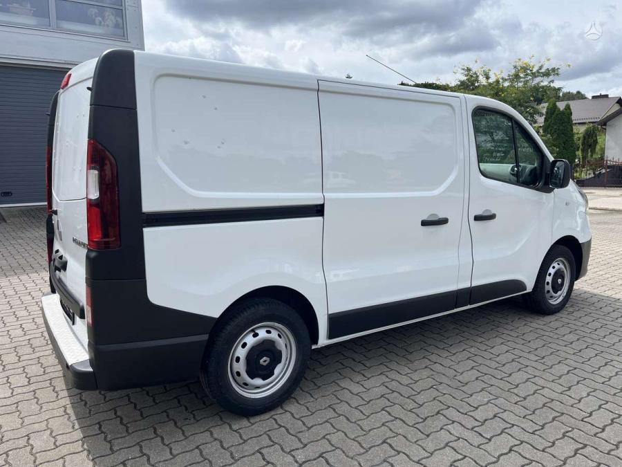 White Renault Trafic 2018 in Alytus, with an engine capacity of 1.60 L and mileage of 96 thousand km for 9559 €, photo 5 on AUTOMOTO.COM.LV