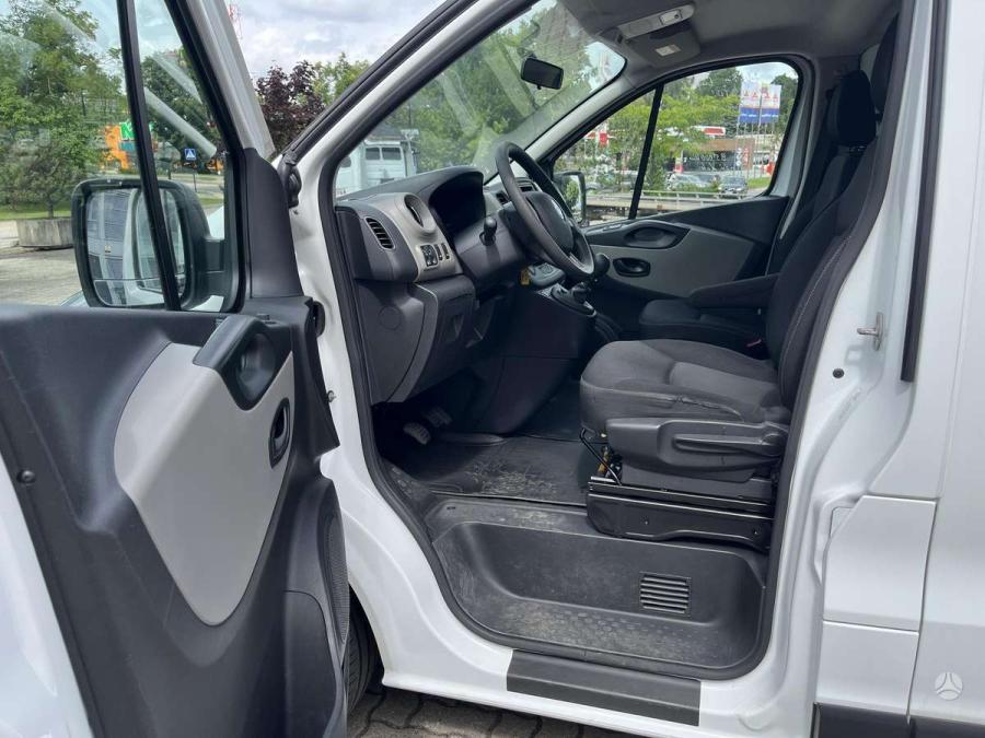 White Renault Trafic 2018 in Alytus, with an engine capacity of 1.60 L and mileage of 96 thousand km for 9559 €, photo 9 on AUTOMOTO.COM.LV