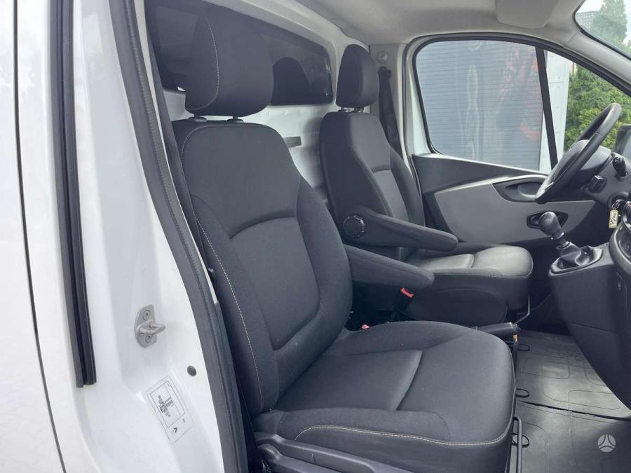 White Renault Trafic 2018 in Alytus, with an engine capacity of 1.60 L and mileage of 96 thousand km for 9559 €, photo 11 on AUTOMOTO.COM.LV