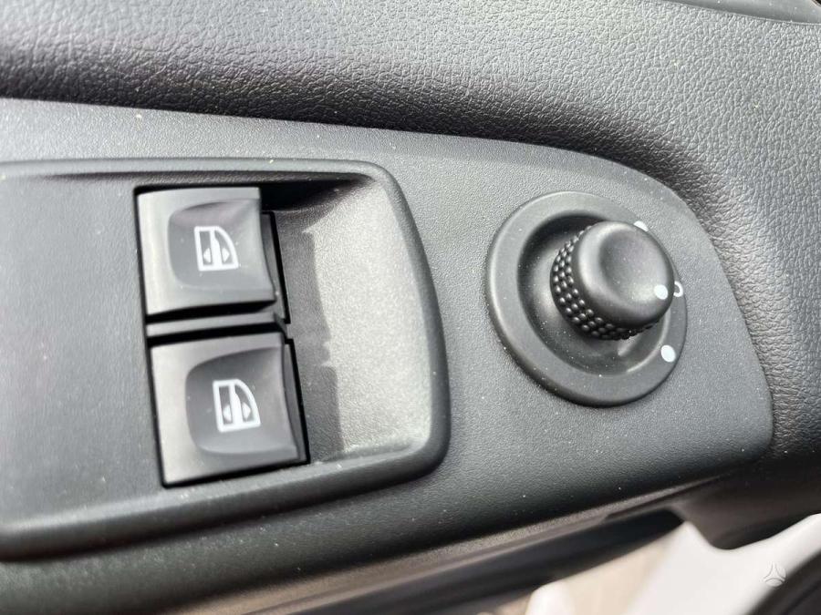 White Renault Trafic 2018 in Alytus, with an engine capacity of 1.60 L and mileage of 96 thousand km for 9559 €, photo 13 on AUTOMOTO.COM.LV