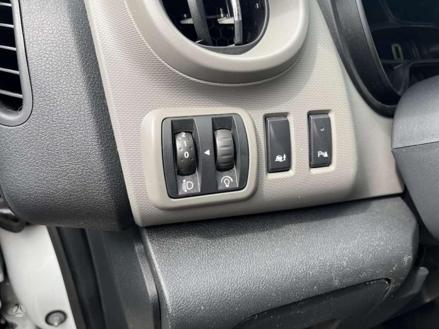 White Renault Trafic 2018 in Alytus, with an engine capacity of 1.60 L and mileage of 96 thousand km for 9559 €, photo 14 on AUTOMOTO.COM.LV