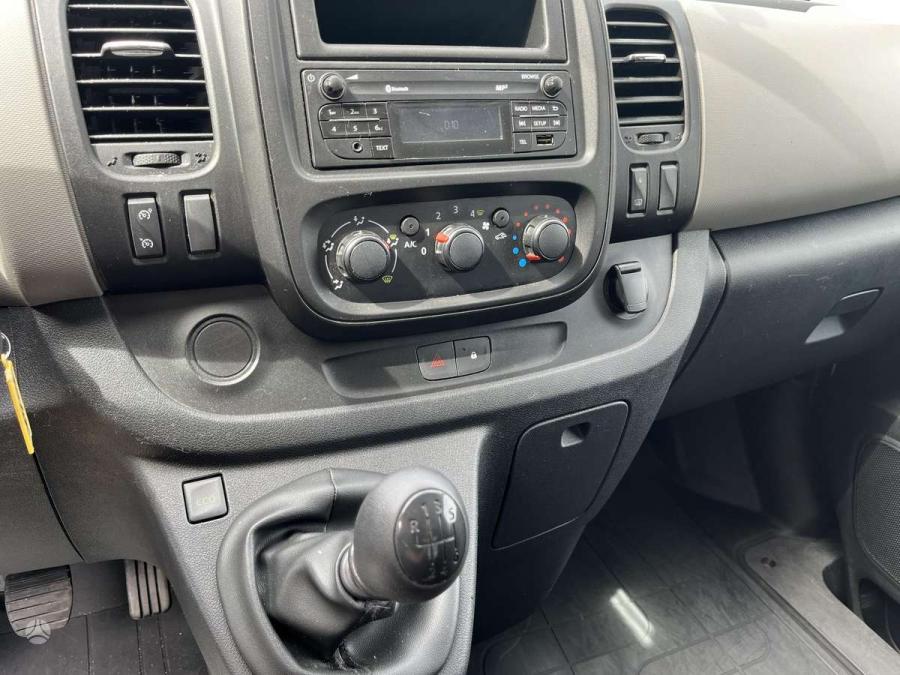 White Renault Trafic 2018 in Alytus, with an engine capacity of 1.60 L and mileage of 96 thousand km for 9559 €, photo 15 on AUTOMOTO.COM.LV