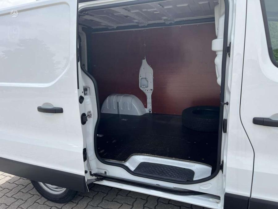 White Renault Trafic 2018 in Alytus, with an engine capacity of 1.60 L and mileage of 96 thousand km for 9559 €, photo 18 on AUTOMOTO.COM.LV