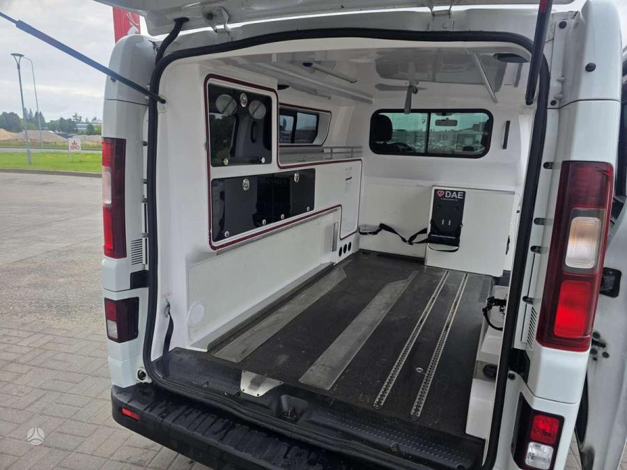 White Renault Trafic 2019 in Taurage, with an engine capacity of 1.60 L and mileage of 215 thousand km for 8000 €, photo 7 on AUTOMOTO.COM.LV