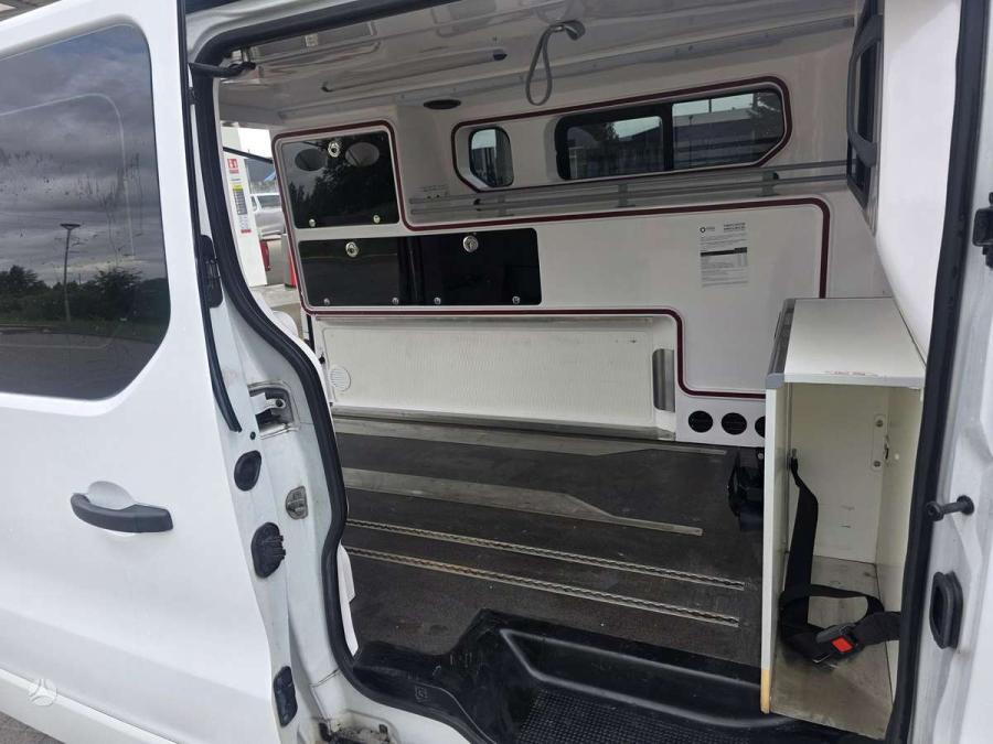 White Renault Trafic 2019 in Taurage, with an engine capacity of 1.60 L and mileage of 215 thousand km for 8000 €, photo 8 on AUTOMOTO.COM.LV