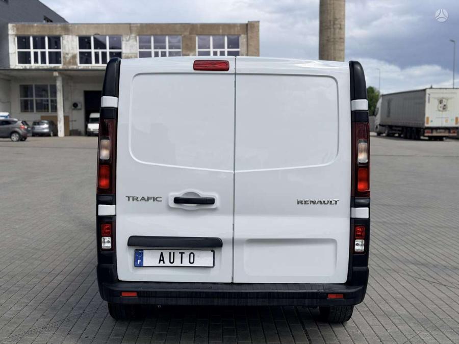 White Renault Trafic 2019 in Taurage, with an engine capacity of 1.60 L and mileage of 248 thousand km for 7999 €, photo 7 on AUTOMOTO.COM.LV