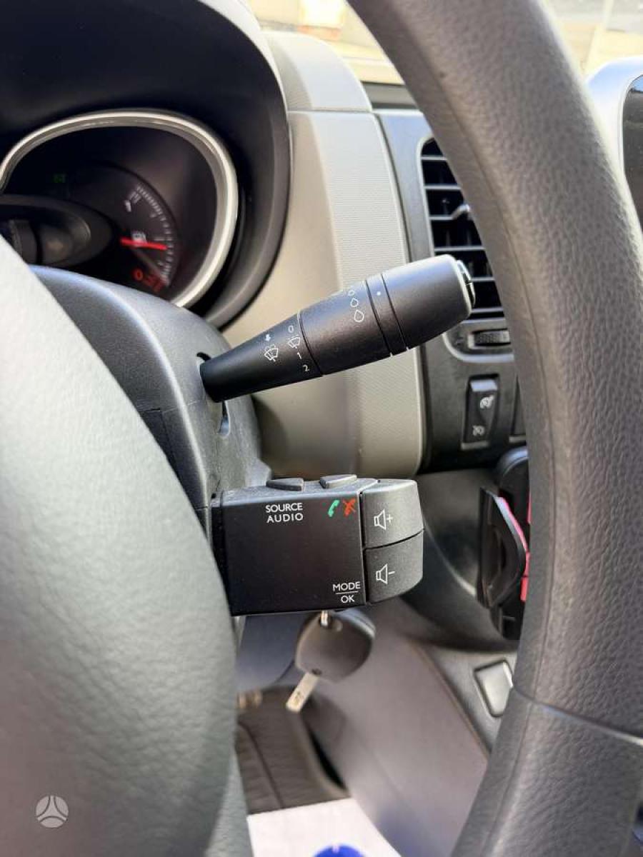 White Renault Trafic 2019 in Taurage, with an engine capacity of 1.60 L and mileage of 248 thousand km for 7999 €, photo 12 on AUTOMOTO.COM.LV