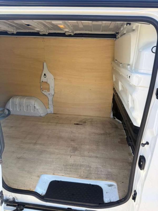White Renault Trafic 2020 in Kaunas, with an engine capacity of 1.60 L and mileage of 270 thousand km for 5450 €, photo 8 on AUTOMOTO.COM.LV