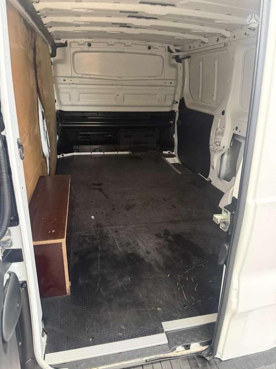 White Renault Trafic 2020 in Kaunas, with an engine capacity of 2.00 L and mileage of 249 thousand km for 5200 €, photo 7 on AUTOMOTO.COM.LV
