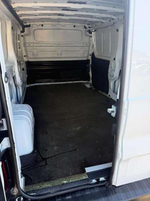 White Renault Trafic 2021 in Kaunas, with an engine capacity of 2.00 L and mileage of 246 thousand km for 5700 €, photo 14 on AUTOMOTO.COM.LV