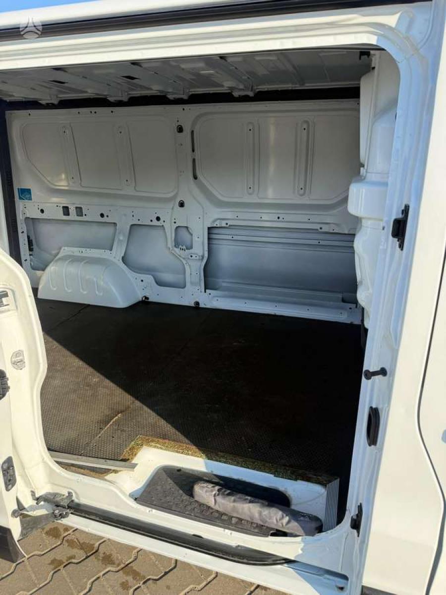 White Renault Trafic 2021 in Kaunas, with an engine capacity of 2.00 L and mileage of 246 thousand km for 5700 €, photo 16 on AUTOMOTO.COM.LV