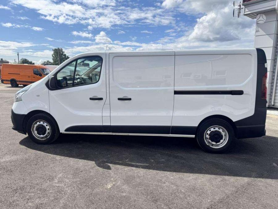 White Renault Trafic 2021 in Radviliskis, with an engine capacity of 2.00 L and mileage of 184 thousand km for 10829 €, photo 9 on AUTOMOTO.COM.LV
