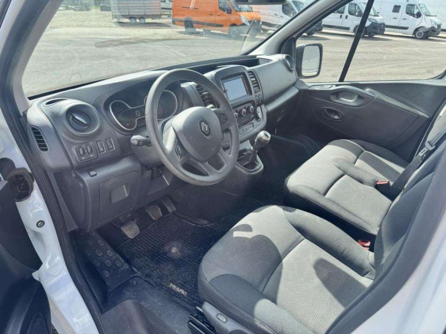 White Renault Trafic 2021 in Radviliskis, with an engine capacity of 2.00 L and mileage of 184 thousand km for 10829 €, photo 10 on AUTOMOTO.COM.LV