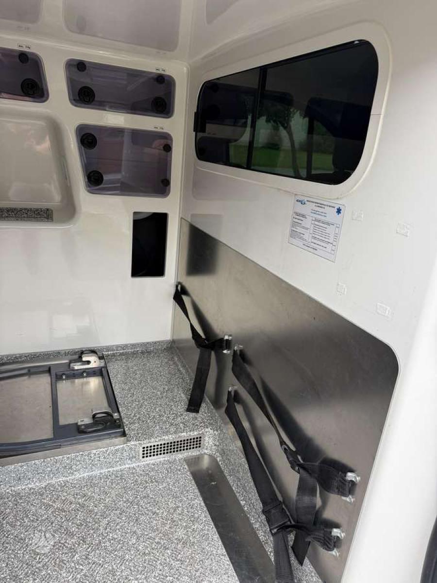 White Renault Trafic 2021 in Silute, with an engine capacity of 2.00 L and mileage of 243 thousand km for 8990 €, photo 8 on AUTOMOTO.COM.LV