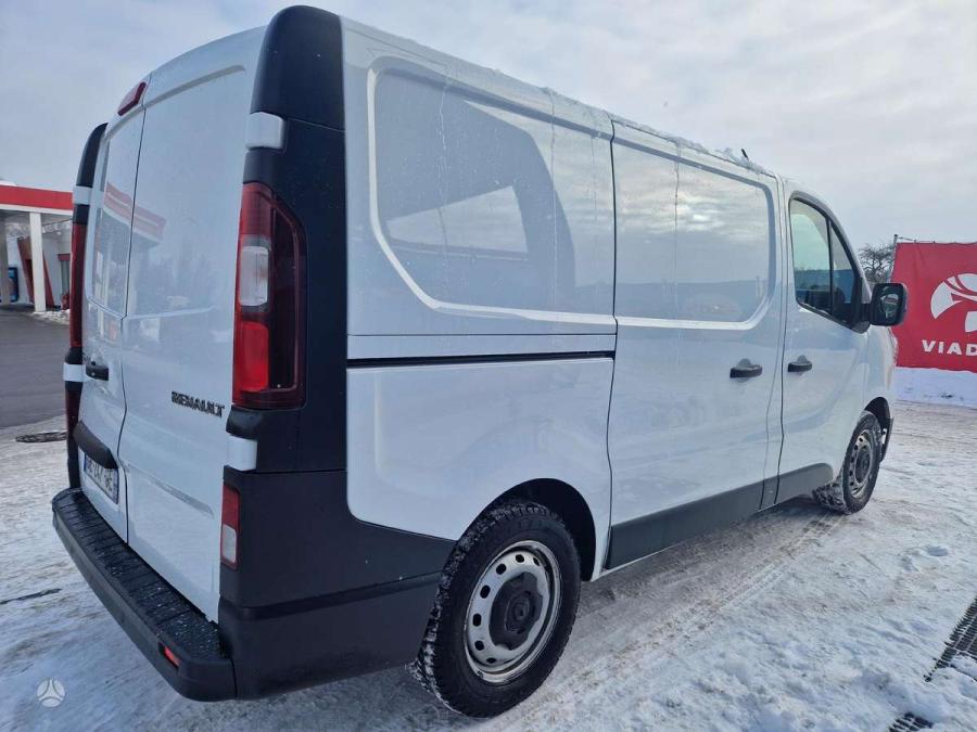 White Renault Trafic 2022 in Taurage, with an engine capacity of 2.00 L and mileage of 300 thousand km for 9700 €, photo 5 on AUTOMOTO.COM.LV