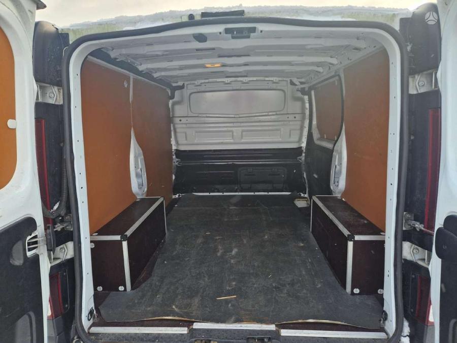 White Renault Trafic 2022 in Taurage, with an engine capacity of 2.00 L and mileage of 300 thousand km for 9700 €, photo 7 on AUTOMOTO.COM.LV