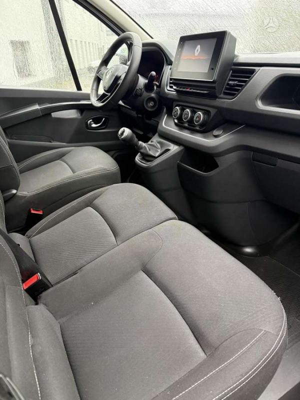 Renault Trafic 2023 in Riga on AUTOMOTO.COM.LV White Renault Trafic 2023 in Riga, with an engine capacity of 2.00 L and mileage of 175 thousand km for 15950 €, photo 11 on AUTOMOTO.COM.LV