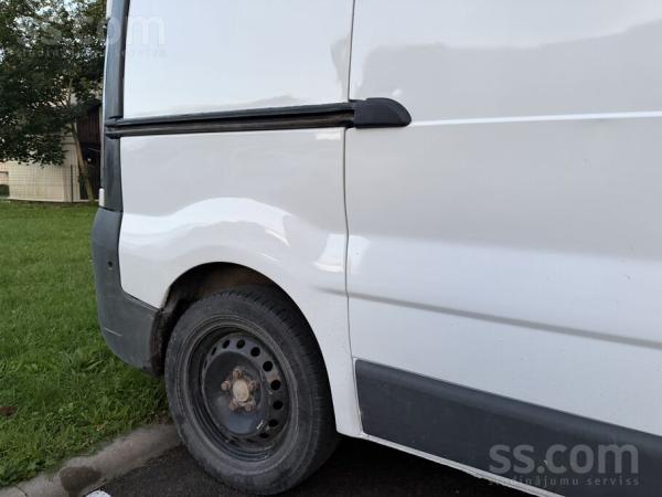 Renault Trafic 2002 in Riga on AUTOMOTO.COM.LV White Renault Trafic 2002 in Riga, with an engine capacity of 1.90 L and mileage of 301 thousand km for 2300 €, photo 10 on AUTOMOTO.COM.LV