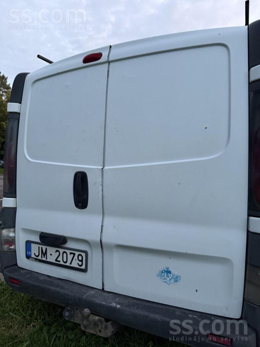 White Renault Trafic 2002 in Riga, with an engine capacity of 1.90 L and mileage of 301 thousand km for 2300 €, photo 12 on AUTOMOTO.COM.LV