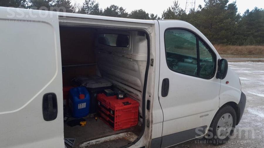 White Renault Trafic 2004 in Liepaja, with an engine capacity of 1.90 L and mileage of 377 thousand km for 2800 €, photo 3 on AUTOMOTO.COM.LV