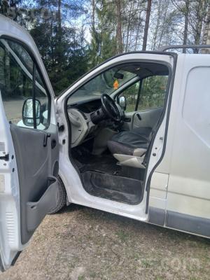 White Renault Trafic 2004 in Riga, with an engine capacity of 1.90 L and mileage of 445 thousand km for 2400 €, photo 9 on AUTOMOTO.COM.LV