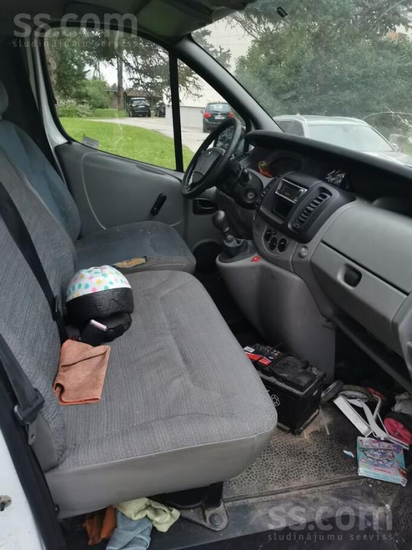White Renault Trafic 2004 in Bauska, with an engine capacity of 1.90 L and mileage of 240 thousand km for 1000 €, photo 3 on AUTOMOTO.COM.LV