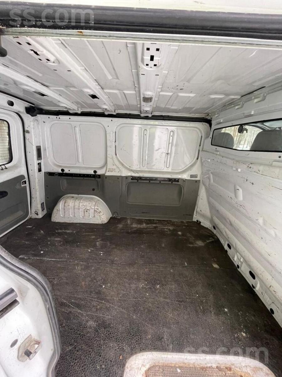 White Renault Trafic 2005 in Aizkraukle, with an engine capacity of 1.90 L and mileage of 377 thousand km for 2600 €, photo 8 on AUTOMOTO.COM.LV