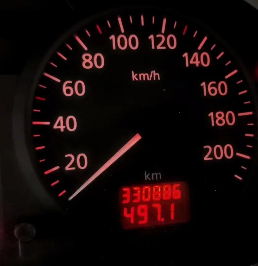 White Renault Trafic 2005 in Riga, with an engine capacity of 1.90 L and mileage of 331 thousand km for 3490 €, photo 5 on AUTOMOTO.COM.LV