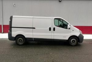 White Renault Trafic 2005 in Riga, with an engine capacity of 1.90 L and mileage of 331 thousand km for 3490 €, photo 8 on AUTOMOTO.COM.LV