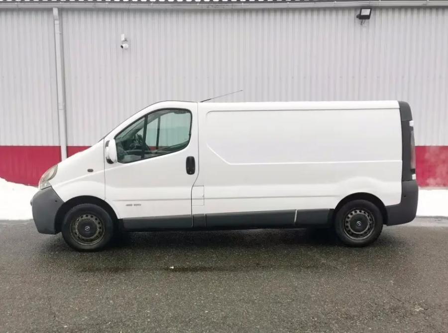 White Renault Trafic 2005 in Riga, with an engine capacity of 1.90 L and mileage of 331 thousand km for 3490 €, photo 9 on AUTOMOTO.COM.LV