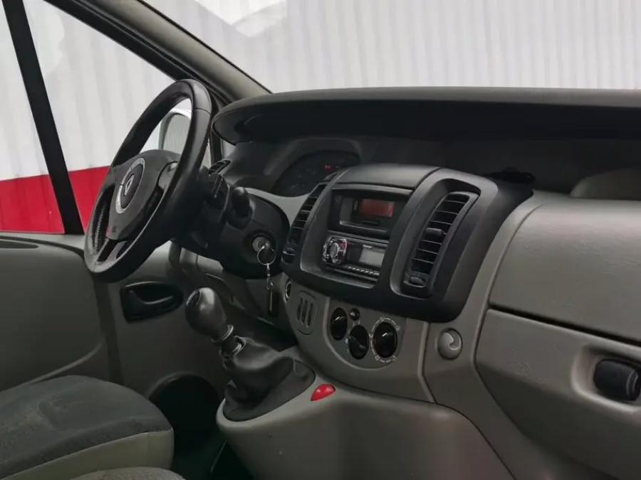 White Renault Trafic 2005 in Riga, with an engine capacity of 1.90 L and mileage of 331 thousand km for 3490 €, photo 12 on AUTOMOTO.COM.LV