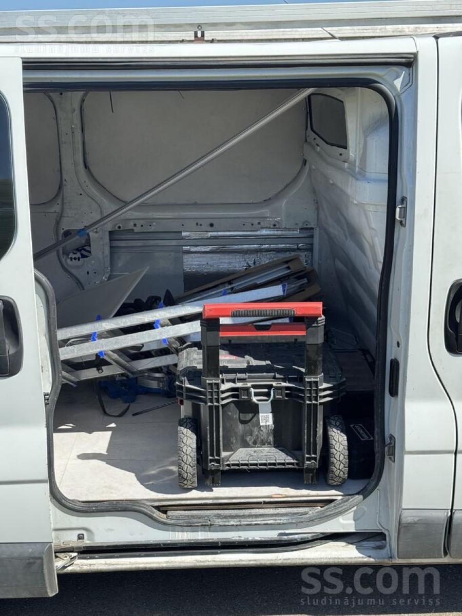 White Renault Trafic 2006 in Riga, with an engine capacity of 2.50 L and mileage of 335 thousand km for 3400 €, photo 12 on AUTOMOTO.COM.LV